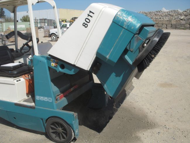 1999 Tennant 6550 Ride-On Indoor/Outdoor Sweeper