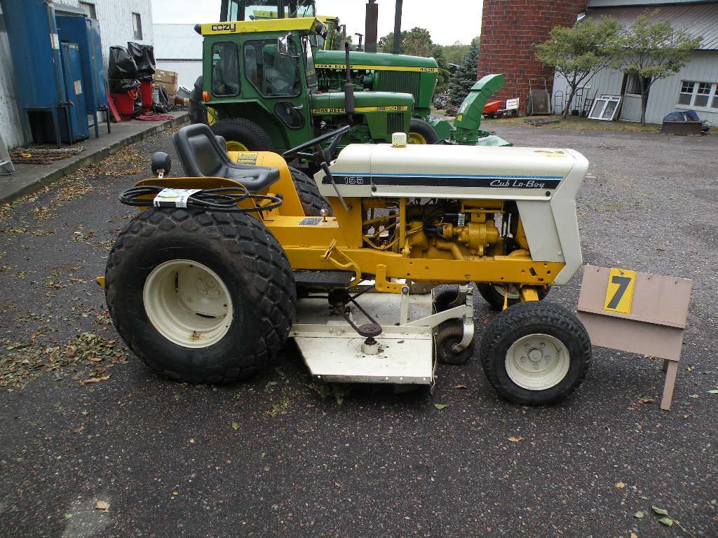 Cub Low Boy 185, Turf tires, 3 pt, 60" mowing deck. SN# 2000113U037044