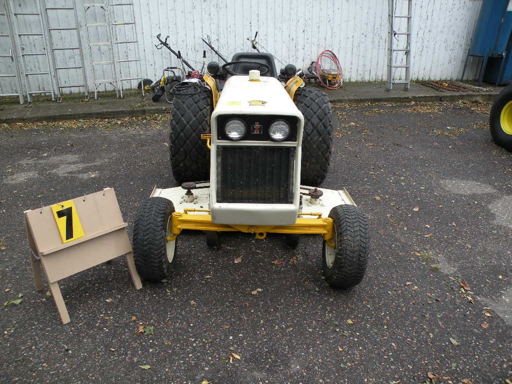 Cub Low Boy 185, Turf tires, 3 pt, 60" mowing deck. SN# 2000113U037044