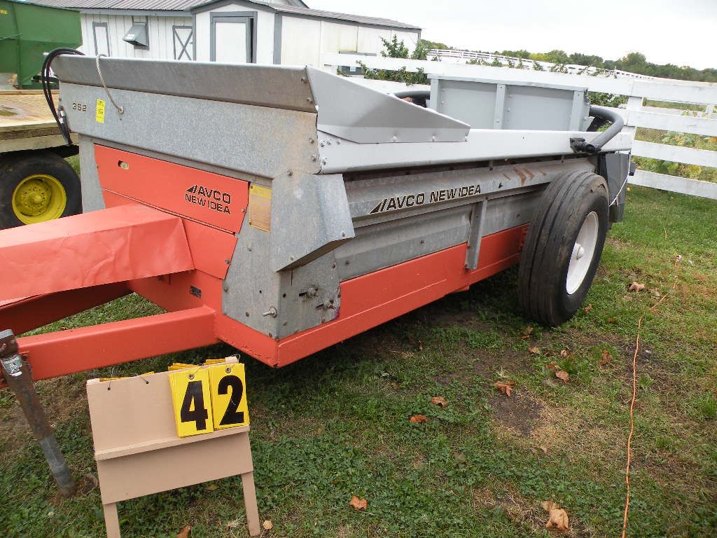 New Idea 352 Manure spreader SN# 230331