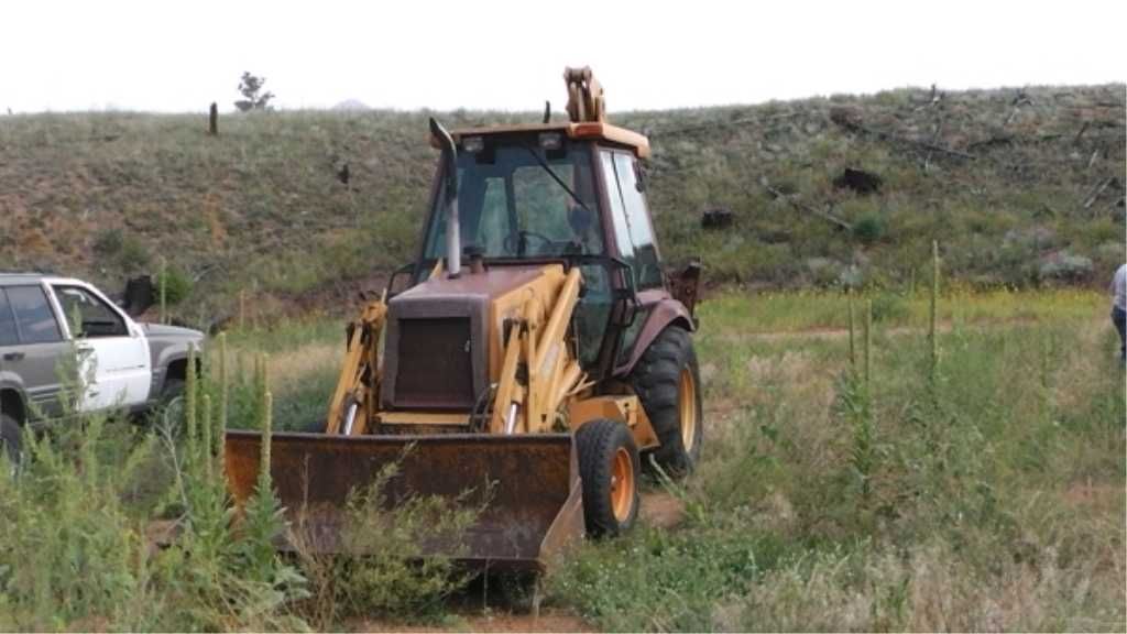 Case 580 K rubber tire backhoe 2 wd, enclosed cab, runs and operates ...
