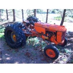 1947 Case VAI farm tractor/ parts engine seized, Complete w/ wide front.