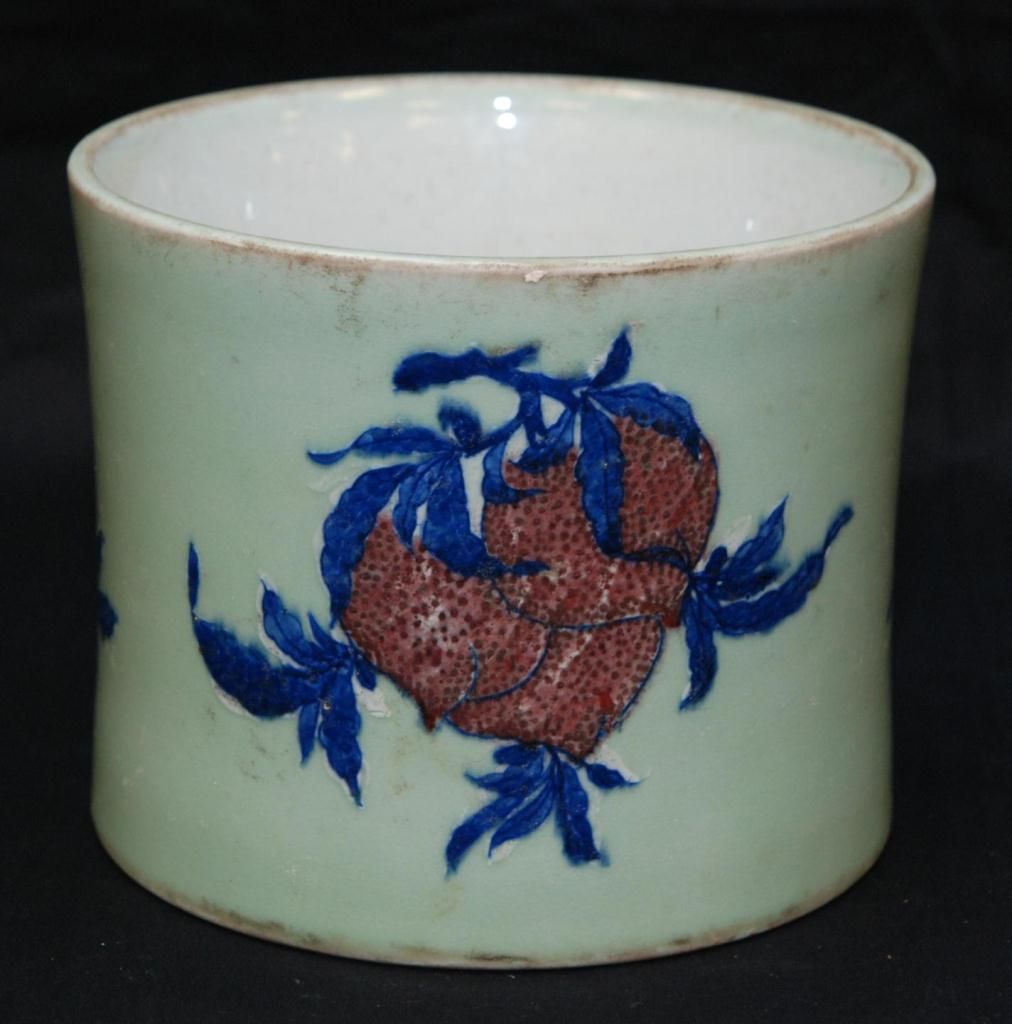 18th CENTURY CHINESE FORTUNE FRUIT BRUSH POT