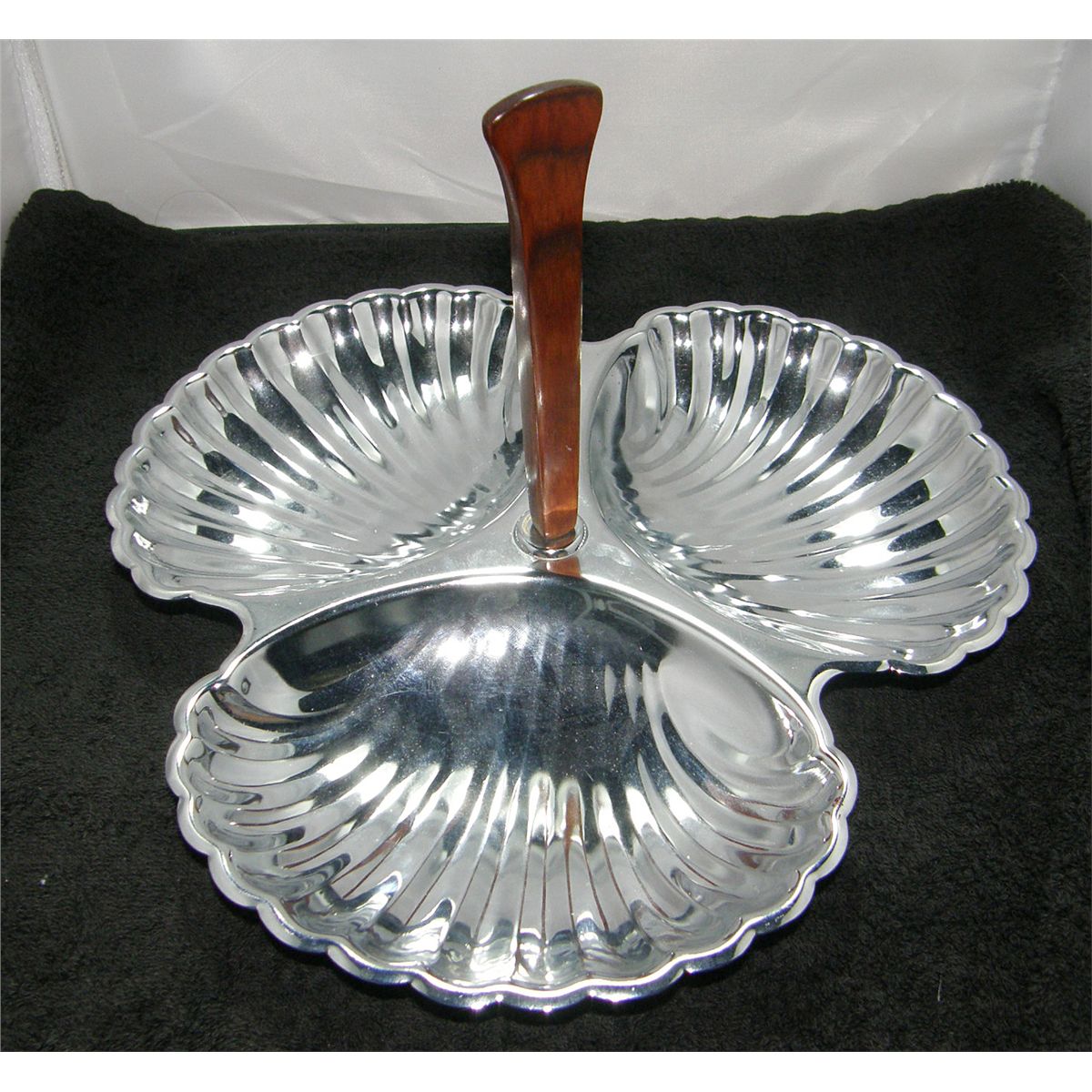 Irvinware 3 Shell Serving Tray with Wooden Handle