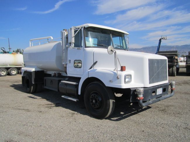 1995 Whgm S/A 2,000 Gallon Water Truck