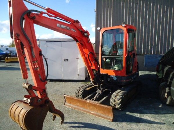 KX-91 Kubota diesel excavator w/hydraulic thumb, push blade