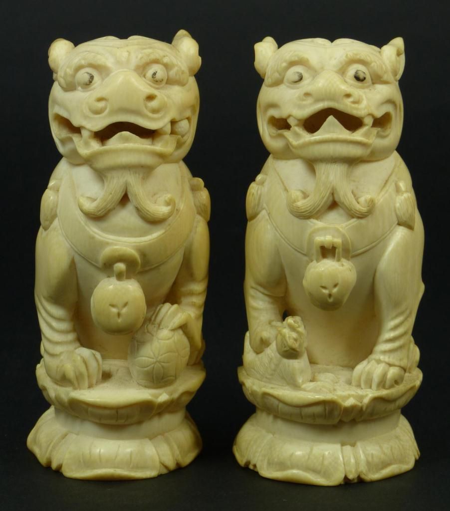 A PAIR OF CHINESE CARVED IVORY FOO DOG FIGURES