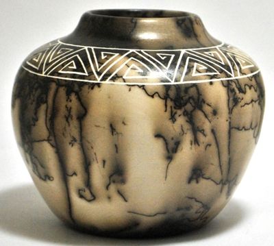 Acoma Pueblo Bear Etched Horsehair Pottery - Gary Yellow Corn Louis