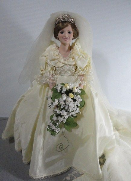 Vintage Danbury Mint Princess Diana Bride Doll and stand in original box