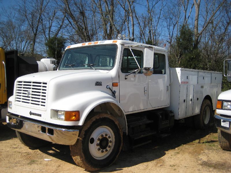 1998 INTERNATIONAL 4700 S/A SERVICE TRUCK - J.M. Wood Auction Company, Inc.