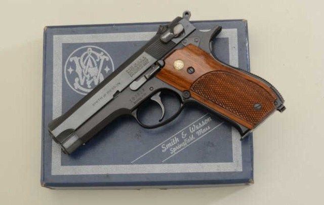 S&W Model 39, 9mm semi-auto pistol (no dash) #107019. Near excellent 97 ...