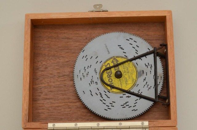 Miniature metal disc music box Thorens Switzerland. Key wind 1920-1950 ...