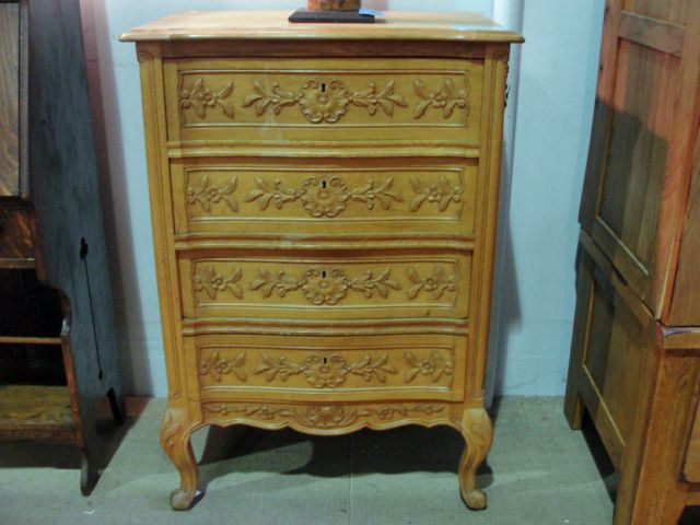 Early 1900s 4 drawer oak clawfoot chest