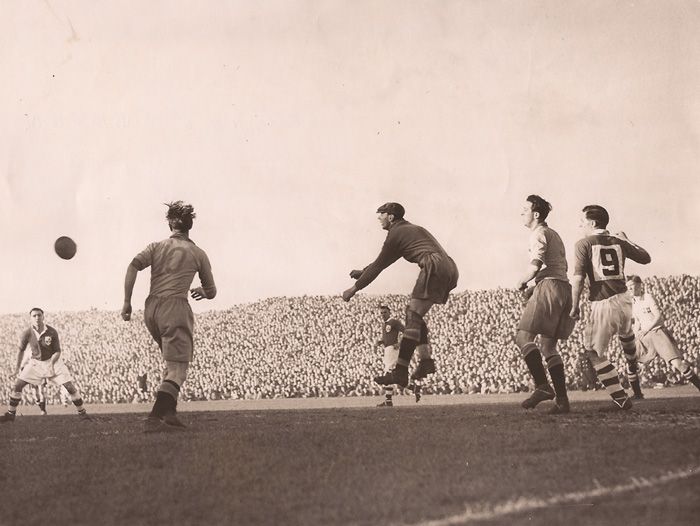 Soccer 1940s-50s: Large collection of Irish international and league ...