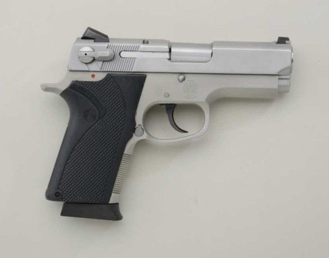Smith & Wesson Model 4013 DA semi-auto pistol, .40 S&W cal., 3-3/4 ...