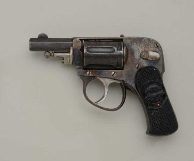 Interesting European unmarked hammerless DA revolver 7.65mm cal., 2 ...