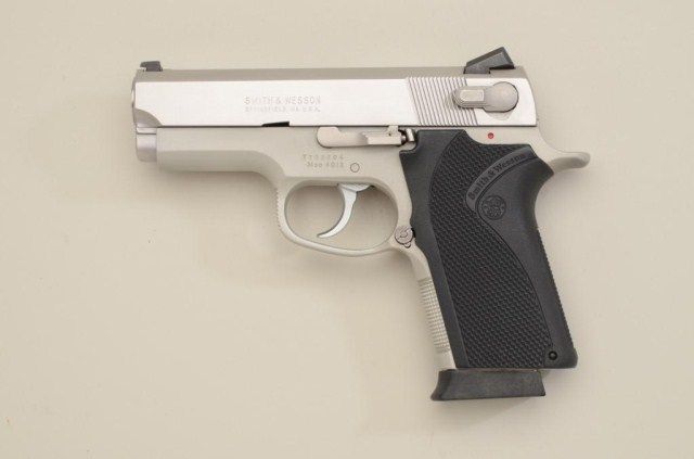 Smith & Wesson Model 4013 DA semi-auto pistol, .40 S&W cal., 3-3/4 ...
