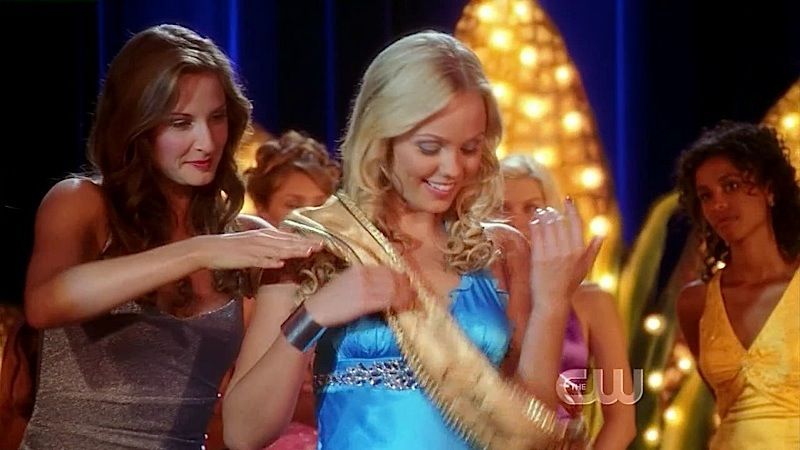 Smallville (TV) - Kara's Dress (Laura Vandervoort)