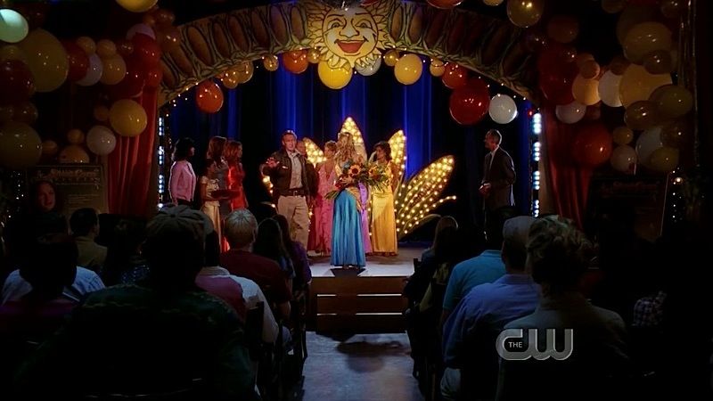 Smallville (TV) - Kara's Dress (Laura Vandervoort)