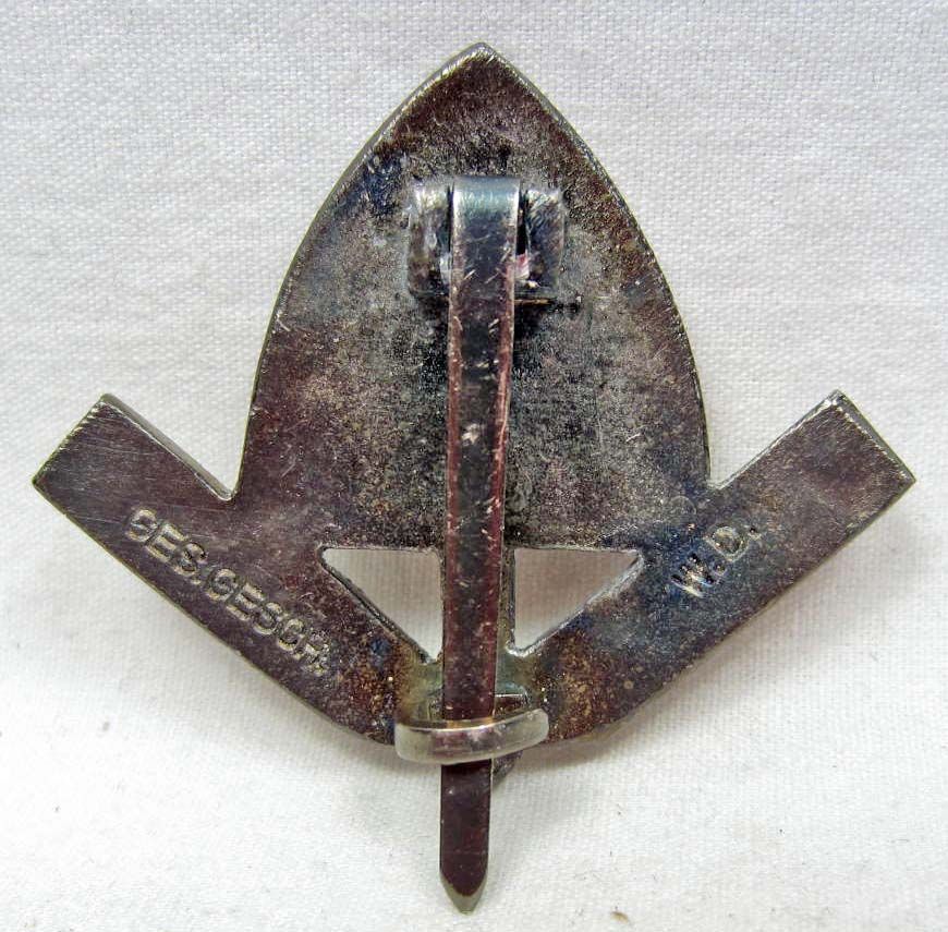 GERMAN NAZI ENAMELED LABOR BADGE