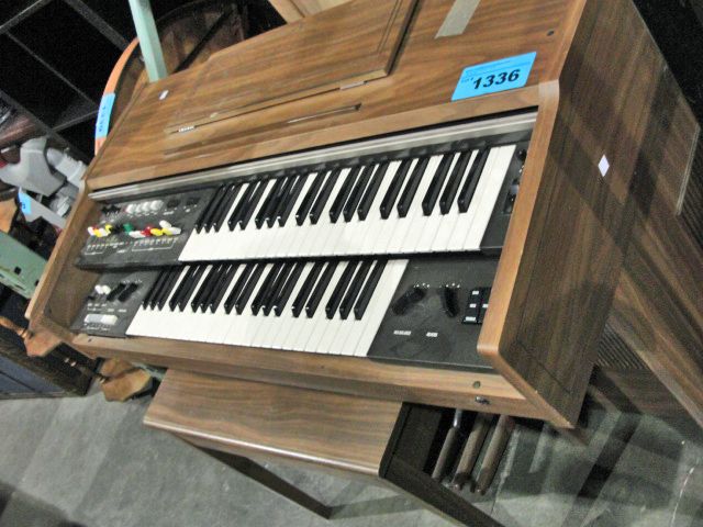 Yamaha electric organ with bench