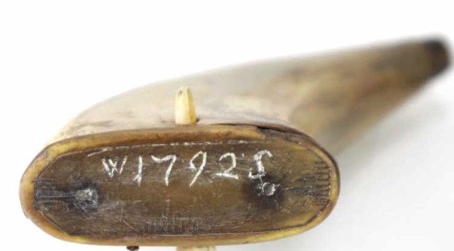 Early flat powder horn 5 1/2" X 1" X 3",