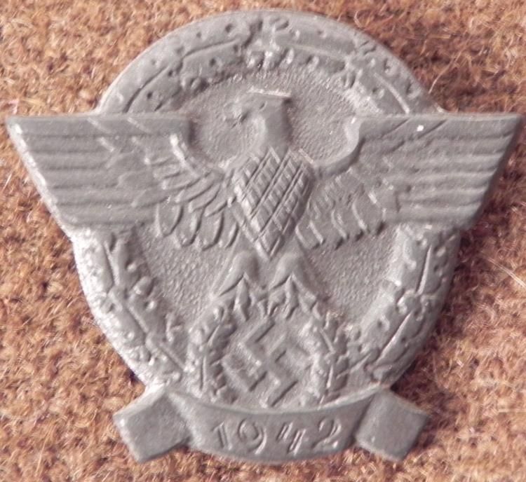 NAZI 1942 ORIG POLICE MEDAL/BADGE-W/EAGLE & SWASTIKA H5