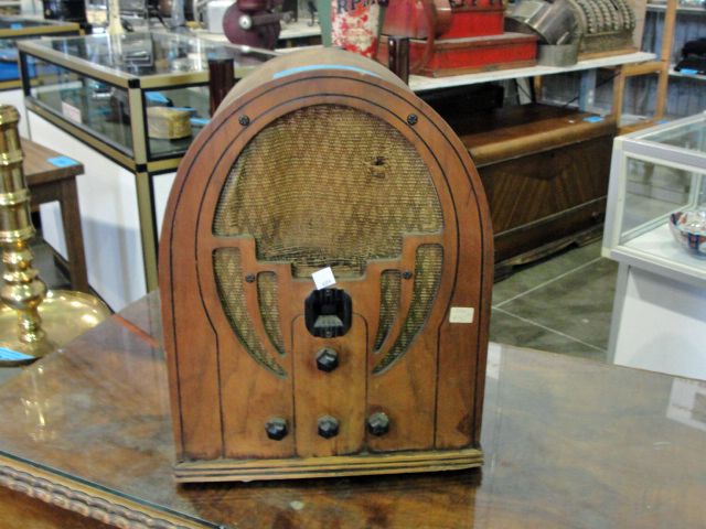 Early 1900s table top radio