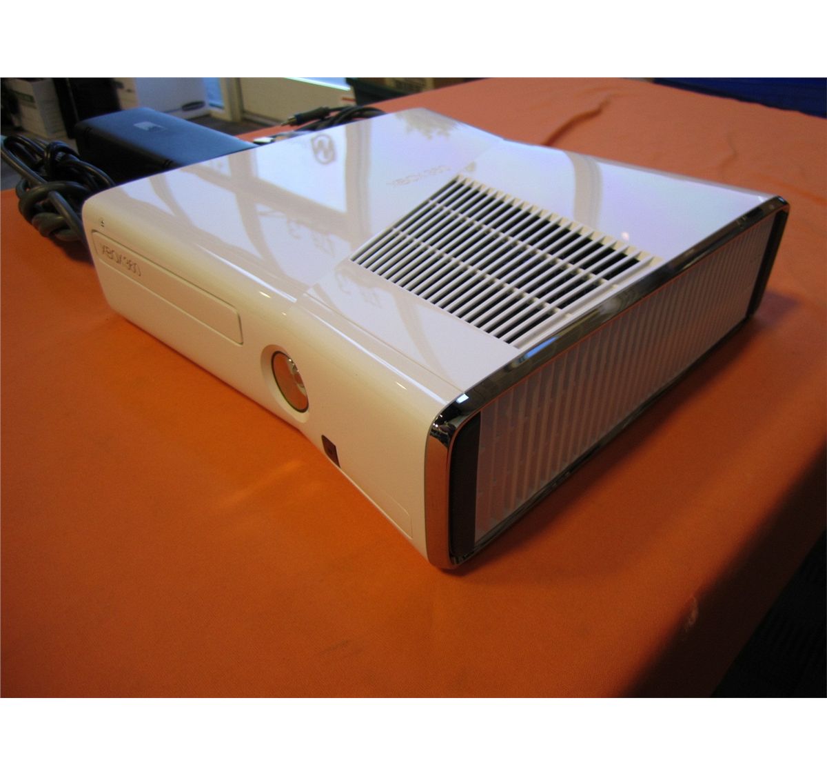 Microsoft Xbox 360 Slim Glossy White Special Edition 4GB *MINT*