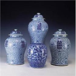 Conjunto de tres jarrones con tapa en porcelana azul y blanca china. S ...