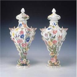 Pareja de jarrones con tapa en loza italiana de Nove, último cuarto S ...