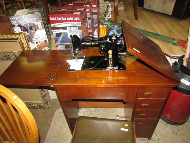 VINTAGE SINGER ELECTRIC SEWING MACHINE IN CABINET