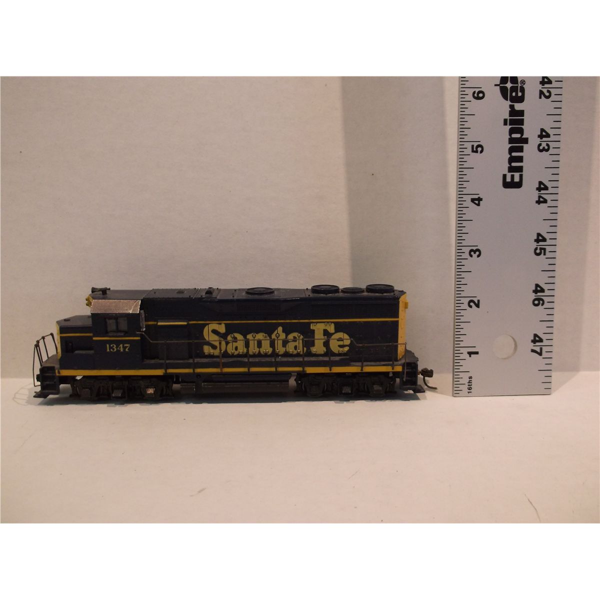 Athearn 4225 HO GP35 Diesel Locomotive Kit Santa Fe ATSF #1347