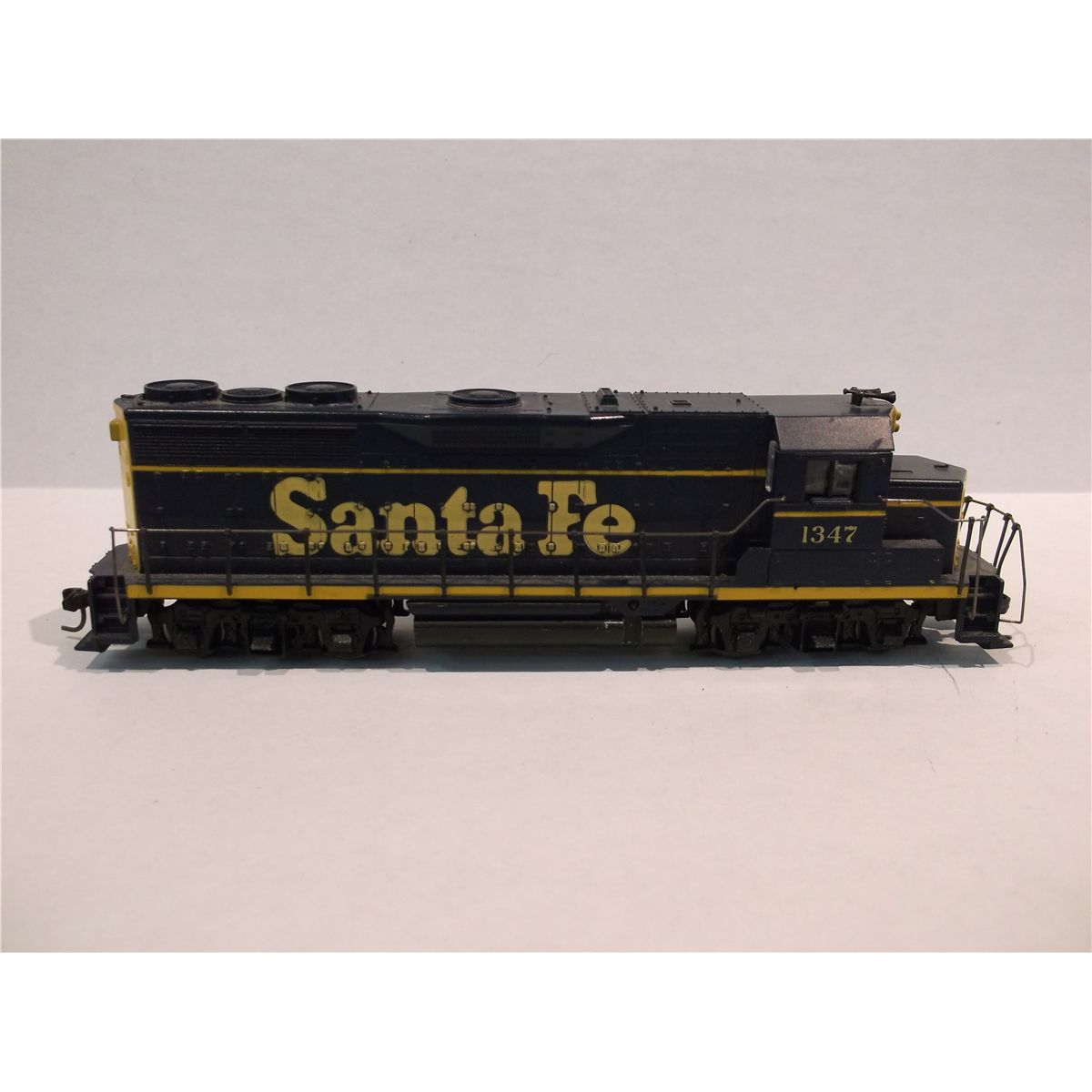 Athearn 4225 HO GP35 Diesel Locomotive Kit Santa Fe ATSF #1347