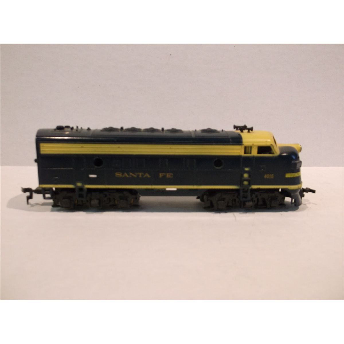 TYCO HO TRAIN ENGINE SANTA FE #4015