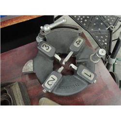 Universal Adjustable Pipe Threader