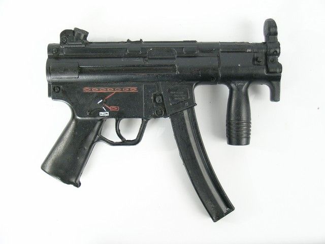 Resident Evil Afterlife Alice (Milla Jovovich) Marched Heckler & Koch ...