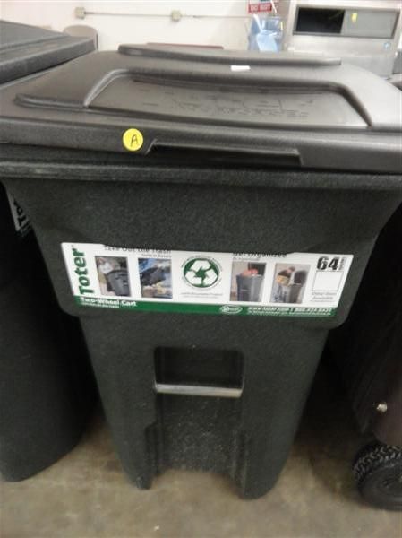 Toter 64 Gallon Lidded Trash Can