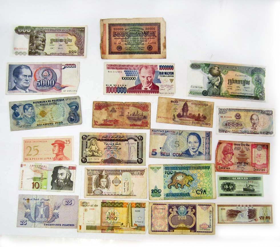 LOT OF 21 FOREIGN CURRENCY NOTES - INCLUDING VINTAGE