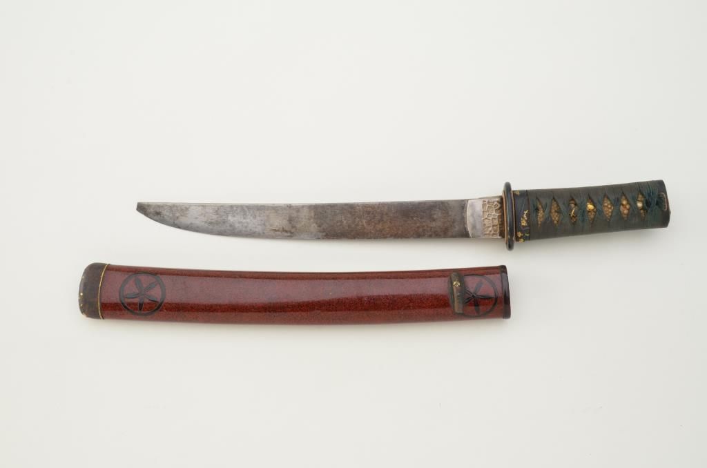 Japanese Tanto with lacquered scabbard, family crests, rayskin grip ...