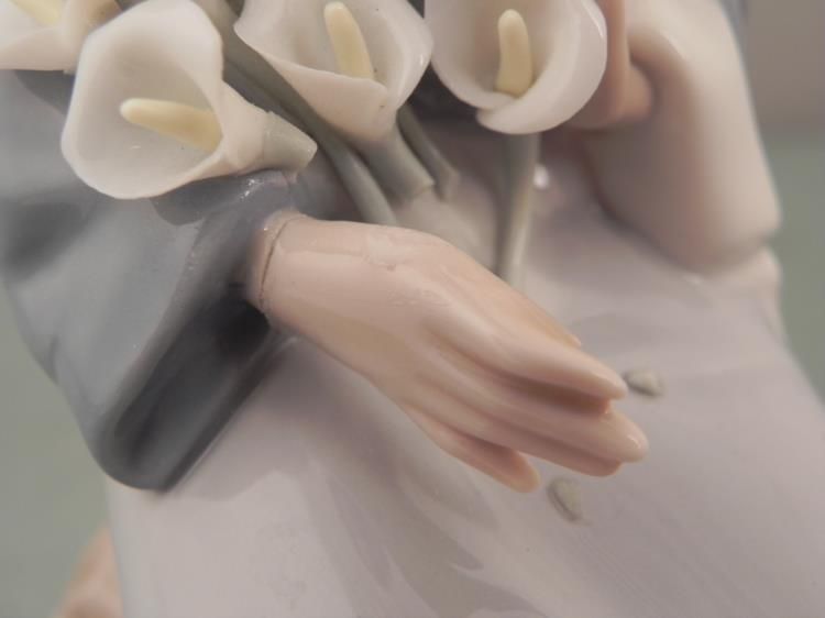 Lladro Girl With Lillies Seated 4972 Flowers Figurine