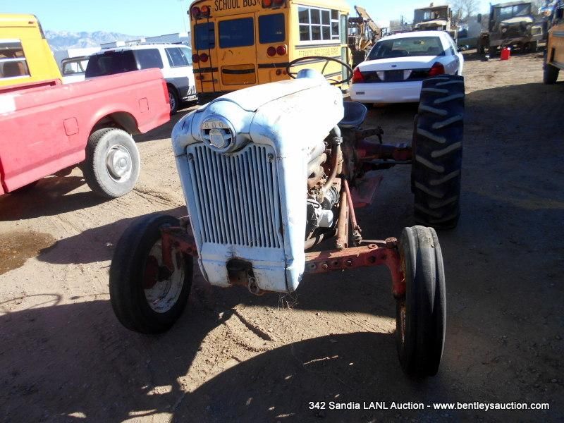 FORD 800 TRACTOR 3 POINT, PTO GAS 4 CYLINDER ENGINE