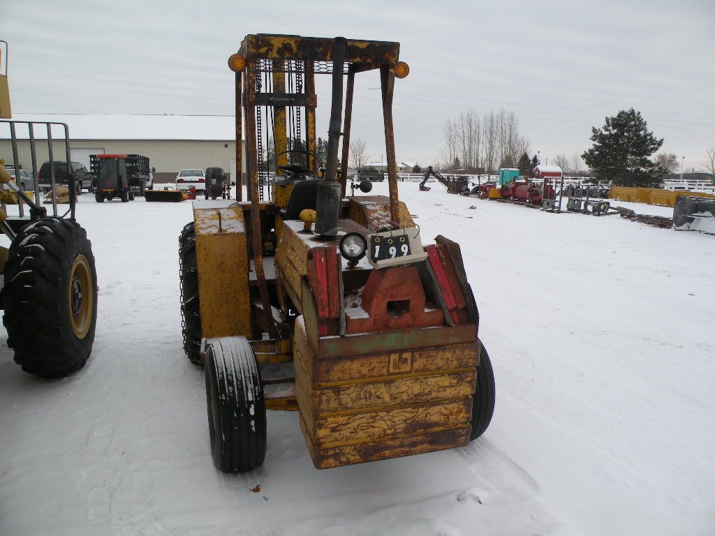 IH 7000 forklift