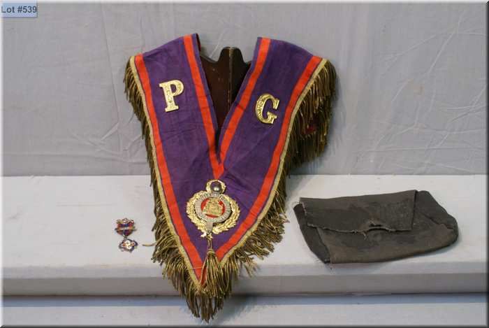 A vintage Manchester Unity of Odd Fellows regalia metal fringed collar ...