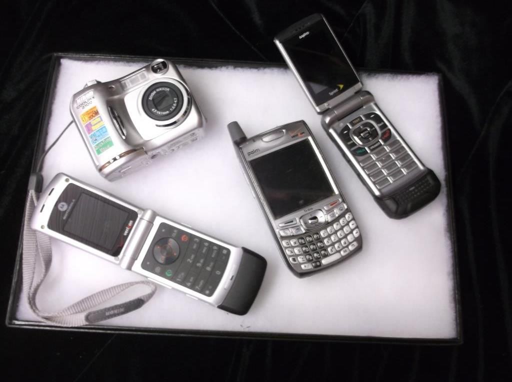 Nikon Coolpix 2100 Camera & Phones