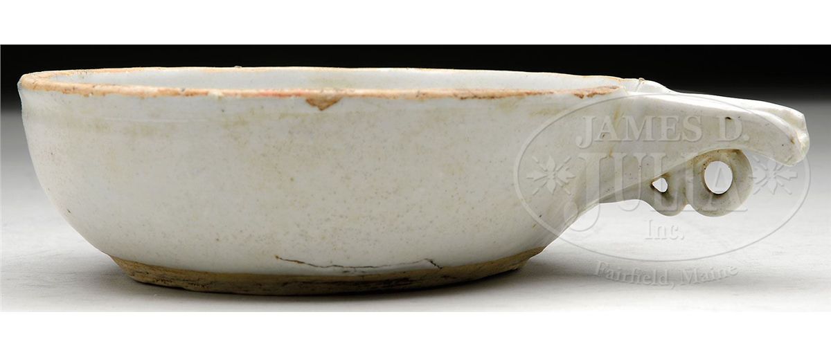 PORCELAIN SPOUTED CUP.