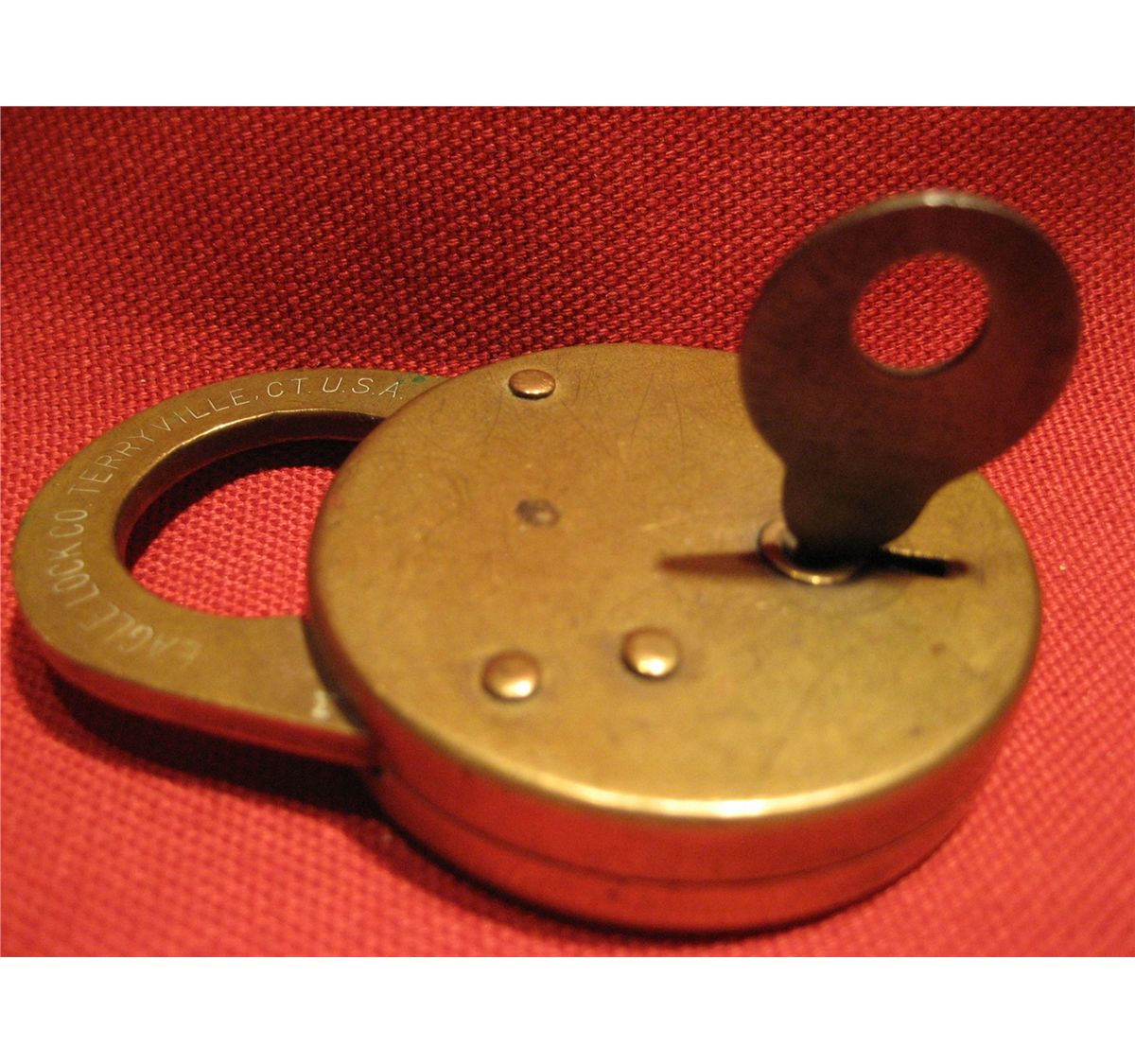 VINTAGE OLD PAD LOCK WITH KEY (NOTE: KEY NOT WORKING)