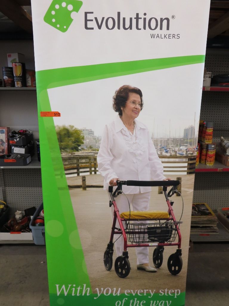 Portable roll up advertising sign in carrying case