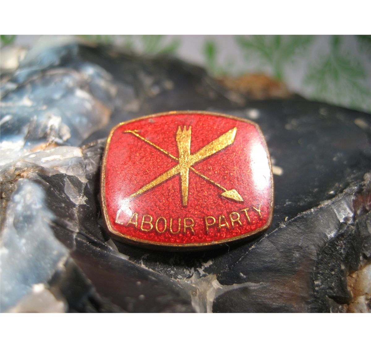 VINTAGE ENAMEL LABOUR PARTY POLITICAL PIN BADGE