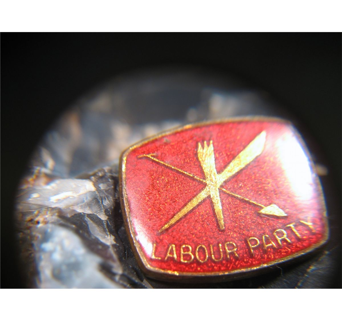 VINTAGE ENAMEL LABOUR PARTY POLITICAL PIN BADGE